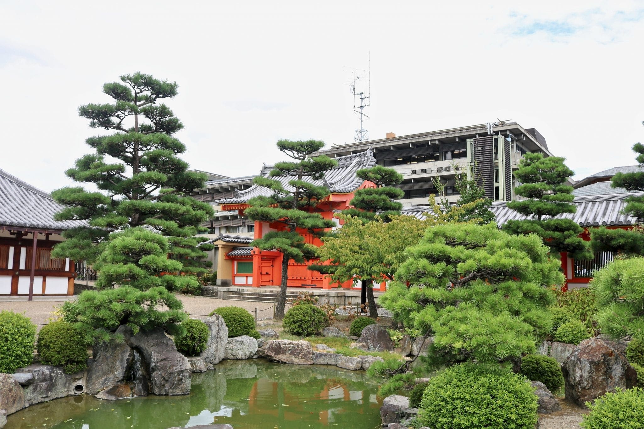 How to Visit the Sanjūsangen-dō Temple - Kyoto Japan