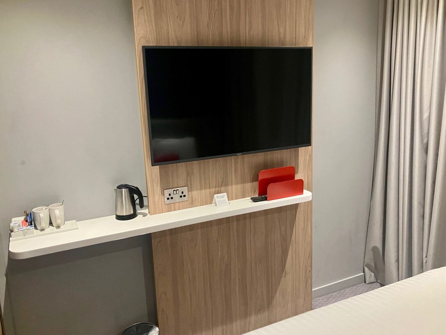 Walking to the Holiday Inn Express Heathrow T4 - A Hotel Guide